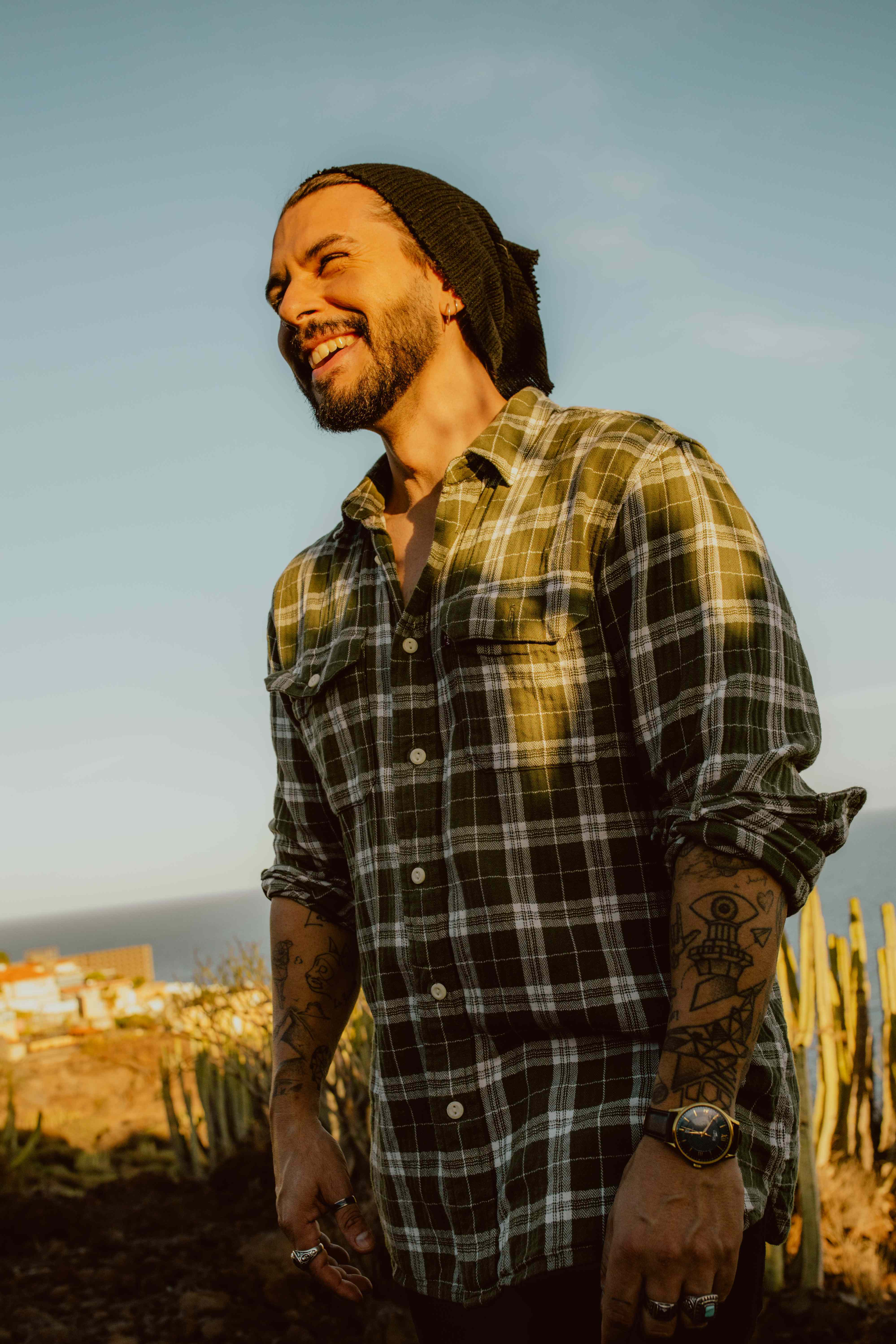 Alex Bencomo presenta su nuevo single 'GRANDE'.