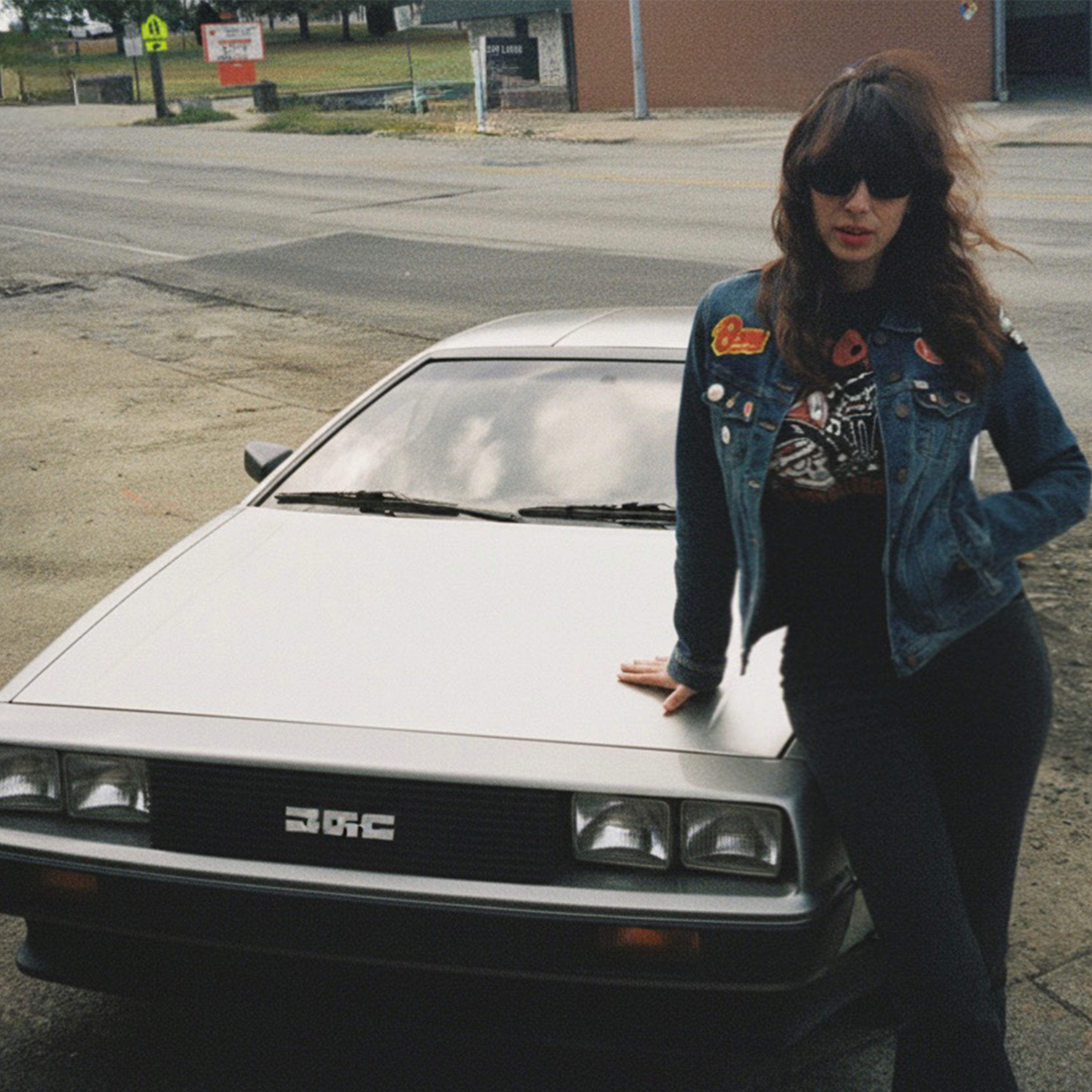 Nat Simons estrena 'Delorean', el single que abre una era